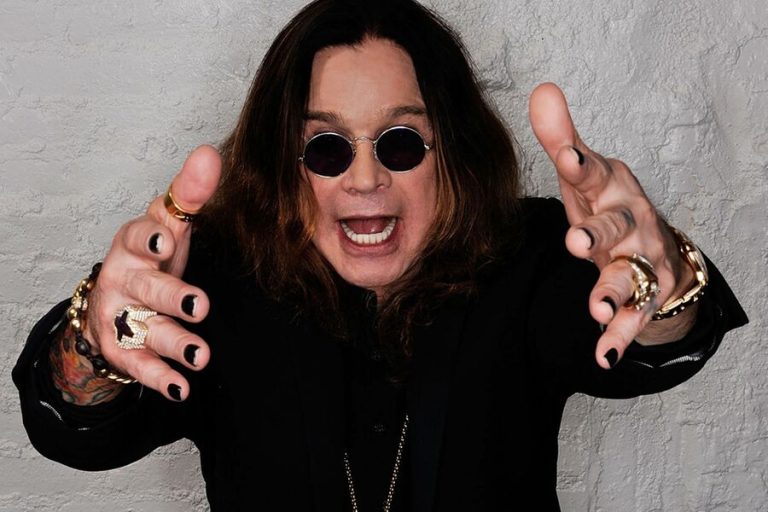 Ve el IMPRESIONANTE tifo de Ozzy Osbourne en un partido del Aston Villa ...
