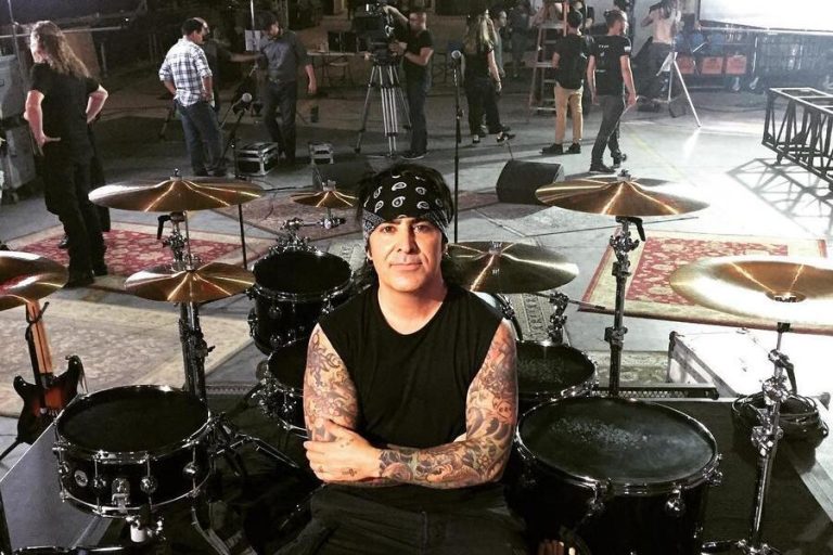 Este es el baterista de Maná que es metalero › Heavy Mextal